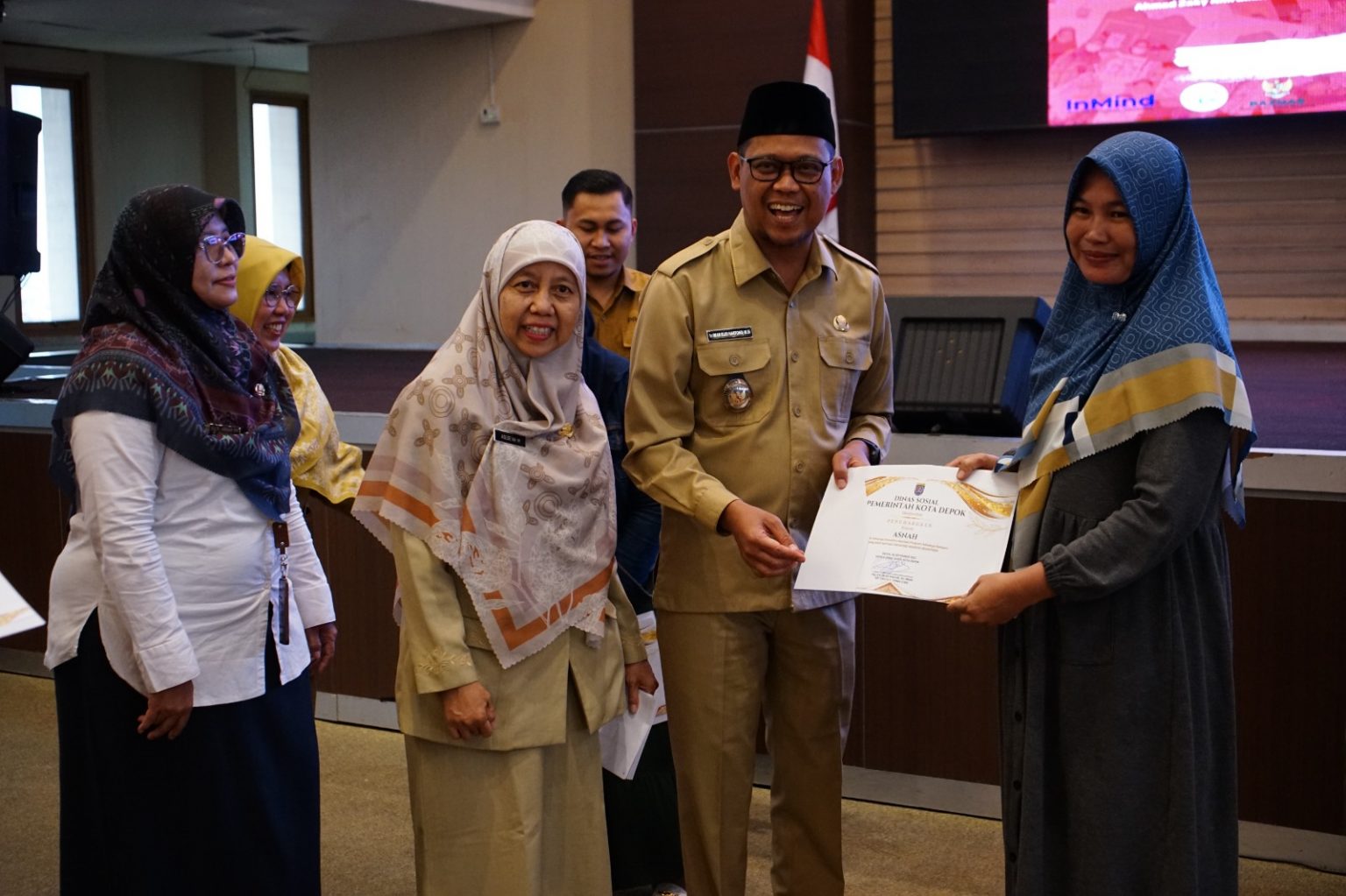 Wakil Wali Kota Serahkan Sertifikat Graduasi Keluarga Penerima Manfaat PKH – Prokopim Kota Depok